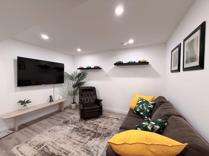Modern 2br Suite | Near T&t, Costco| Near Airport - Canada