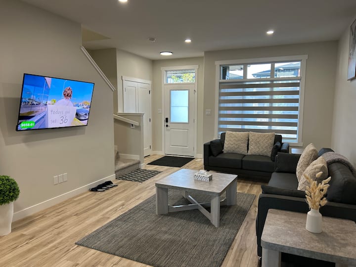 Stylish 3 Bedroom Home In Regina - White City