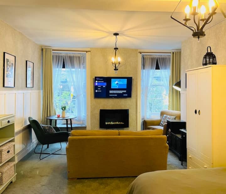 Carvetii: Meg's Studio, 1st Floor City Centre - Dunfermline