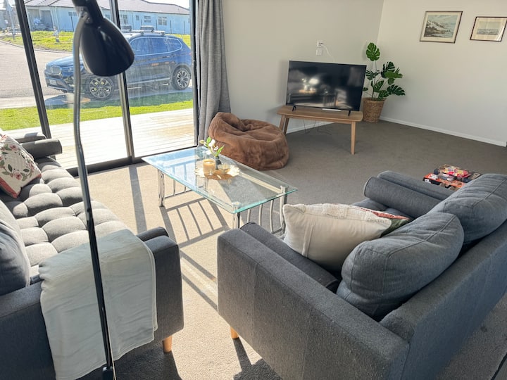 Modern & Homely - Double Garage - Napier