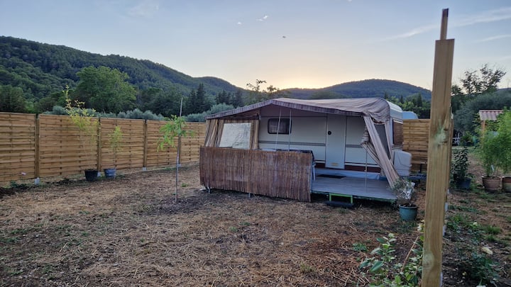 Paradis Dans Une Caravane - Montferrat