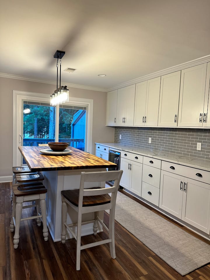 Serene & Quiet Lakefront Condo, Recently Updated - Sadlers Creek State Park, Anderson