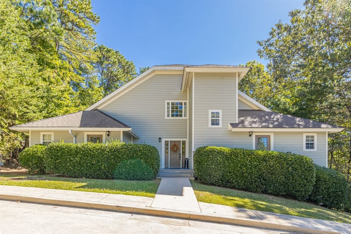 Cozy King Suite In Helen | Suite B - Helen, GA