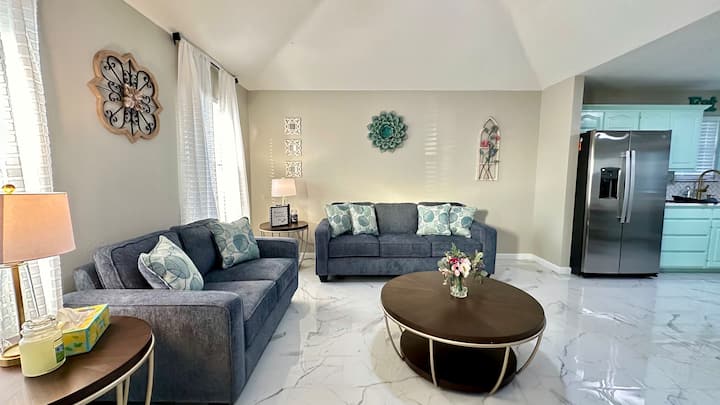 Home Away From Home/charming/modern/patio - Midland, TX