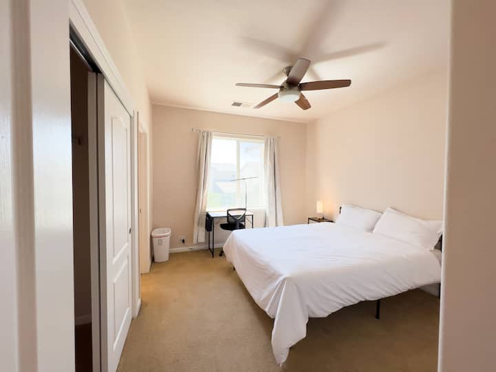 T2 Marseille Room - Modern & Trendy Retreat - Merced, CA