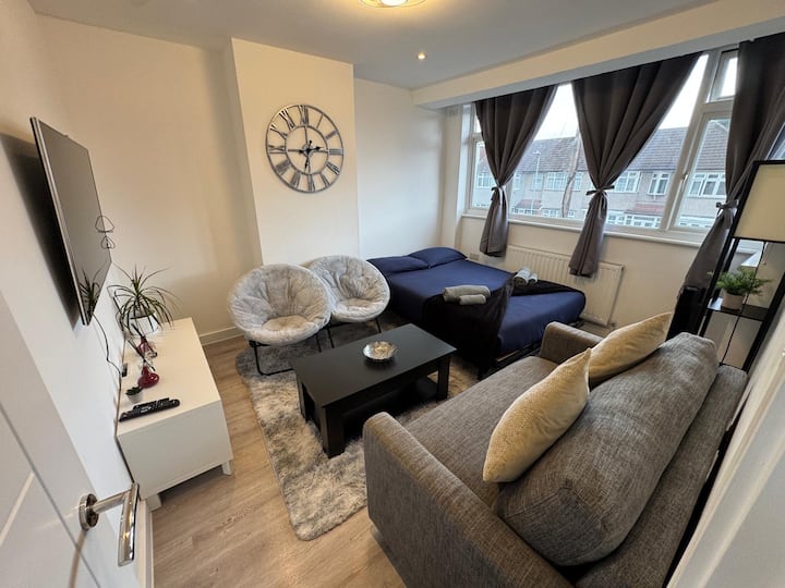 Stylish Flat With Free Parking - Dagenham