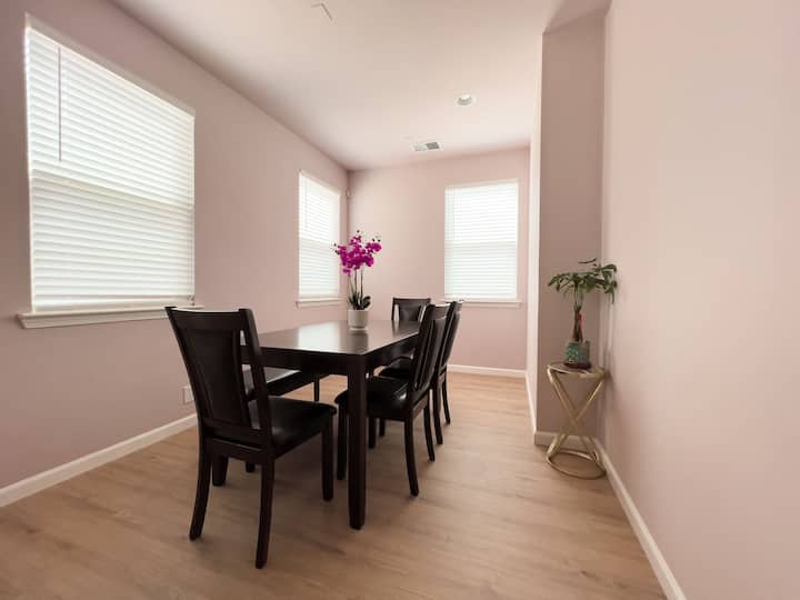 Bordeaux - Bright & Chic Room - Merced, CA
