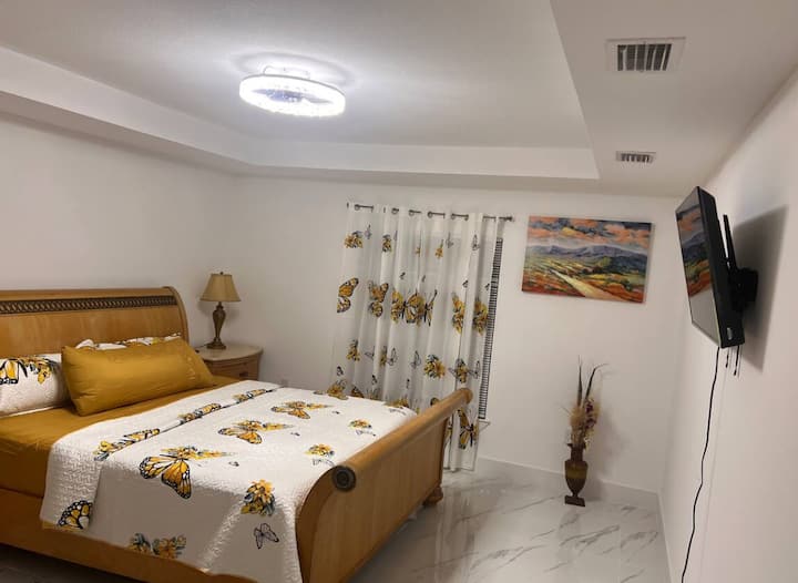 Room A: Cozy Master Retreat - Lehigh Acres, FL