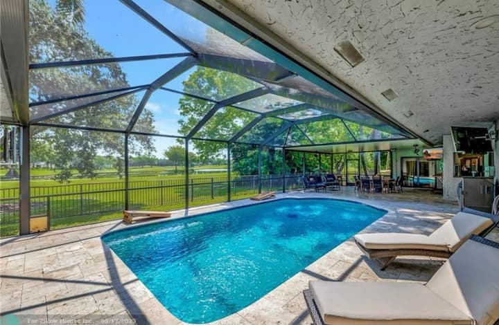 Golfside Family Suite, Private Entry, Pool, Crib - The Bahamas