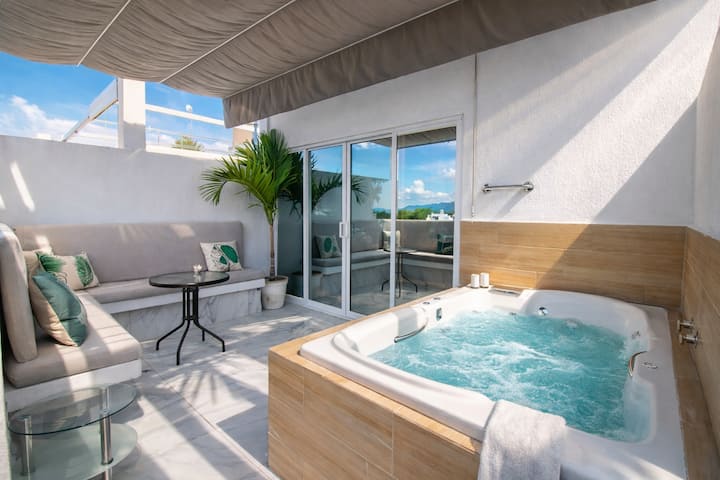 Living Room With Jacuzzi, Pool View - Manzanillo, Colima, Mexico