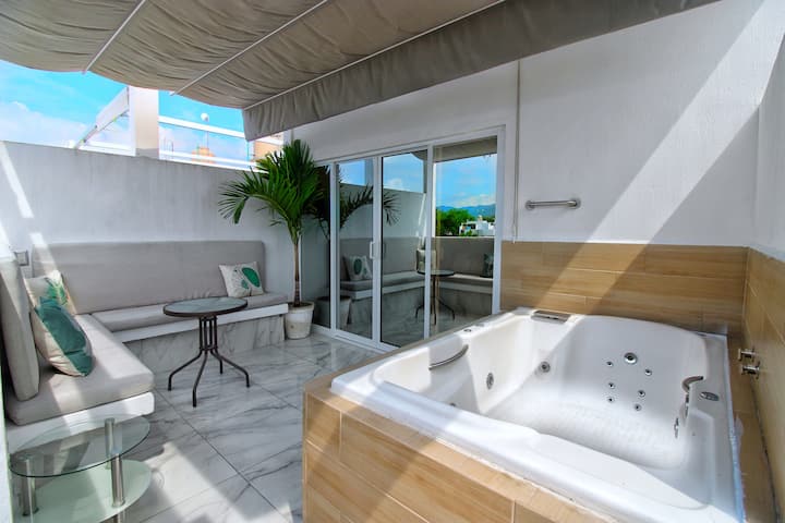 Living Room With Jacuzzi, Pool View - Manzanillo