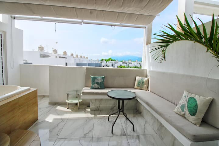 Living Room With Jacuzzi, Pool View - Manzanillo