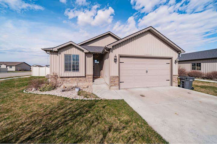 Hot Tub Getaway • 5 Min Downtown • Tesla Charger - Idaho Falls, ID