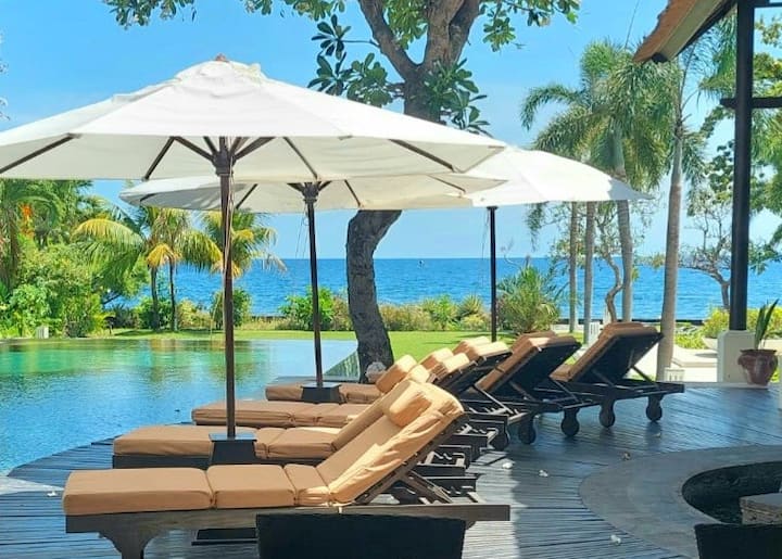 Villa Terang Bulan 4br Beachfront, Jacuzzi, Staff - Indonesia