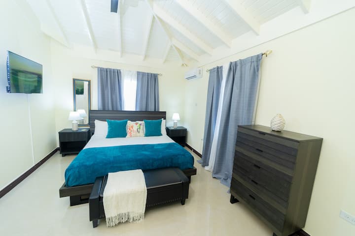Luxe Oasis. King Suite. Gated. Chef. Pool. Wifi - Jamaica