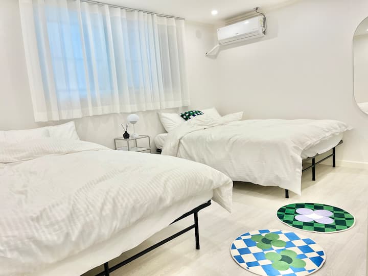 [All New]홍대역 7번출구 320m#1층#3bed - Seoul