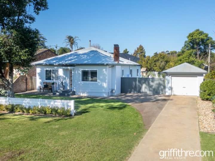 Charming 4-bedroom Retreat With Beautiful Garden. - Griffith