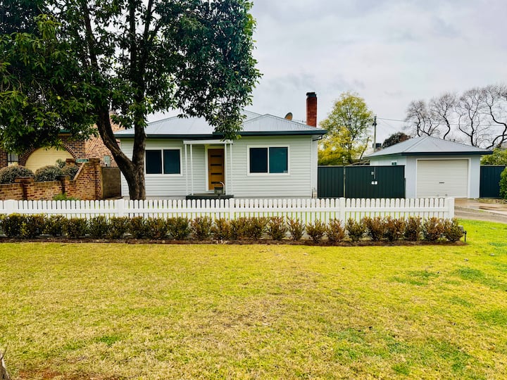 Charming 4-bedroom Retreat With Beautiful Garden. - Griffith