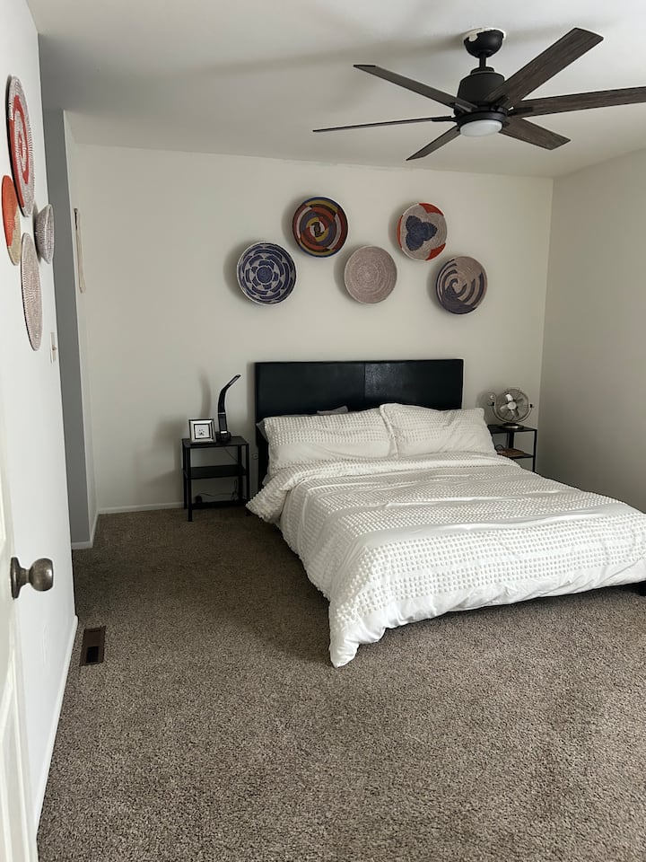 Charming Overland Park Home! - Overland Park, KS