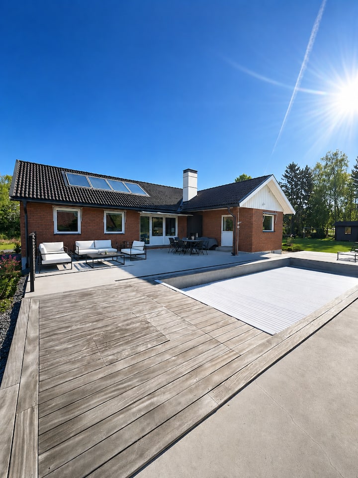 Rymlig Villa Med Stor Trädgård & Pool - Vallentuna