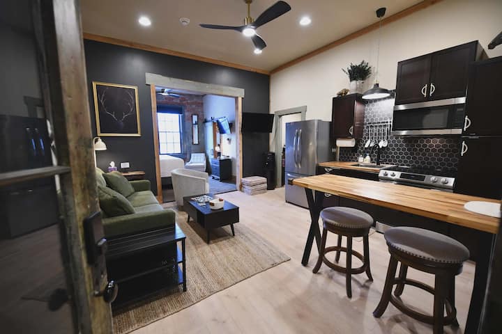 A Historic Downtown Stay At The Patrick Henry - New Castle, IN