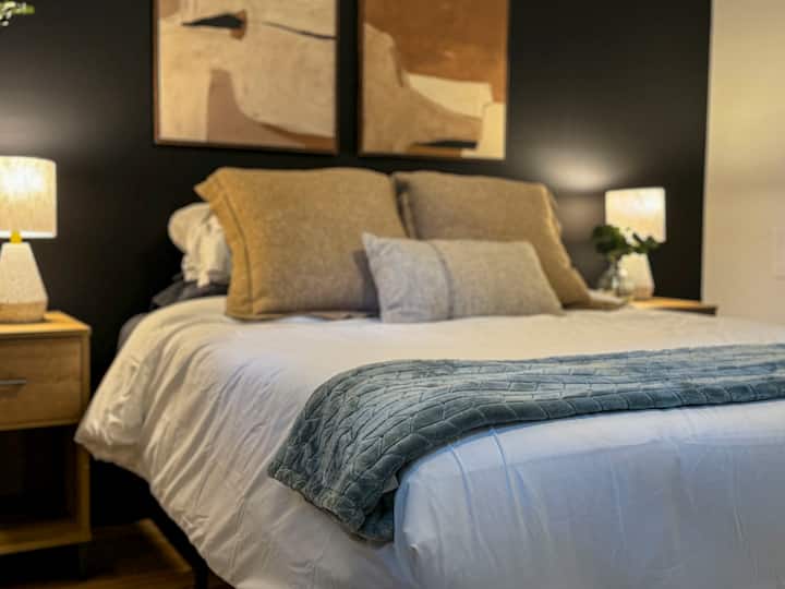 Modern & Charming Cozy Retreat - Columbia