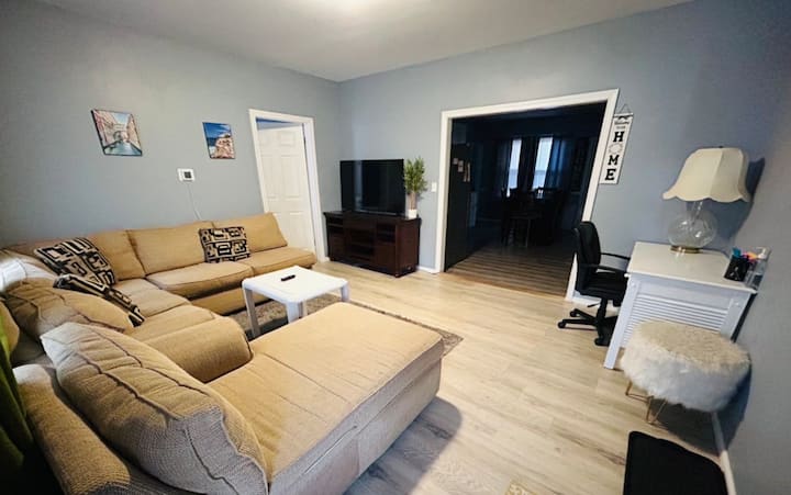 Cozy | 3bd 1ba | Free Parking - Ludlow, MA