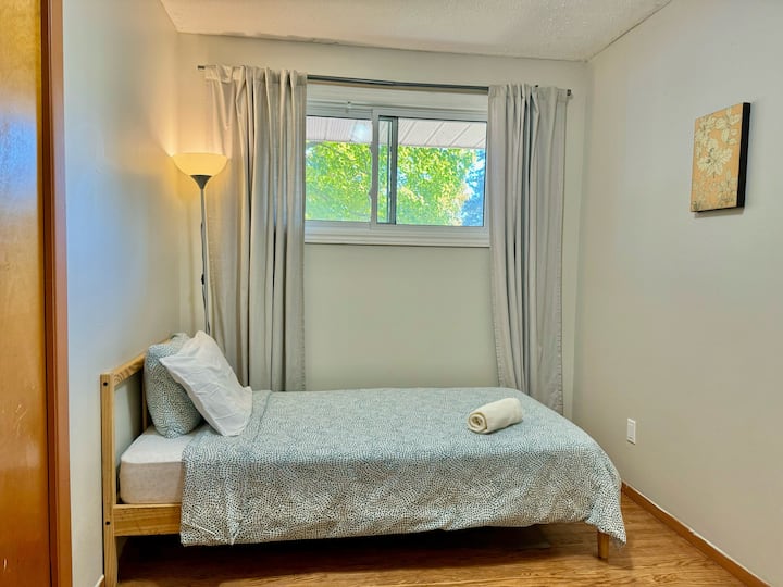 A-single Bedroom Beside College Square - Ottawa