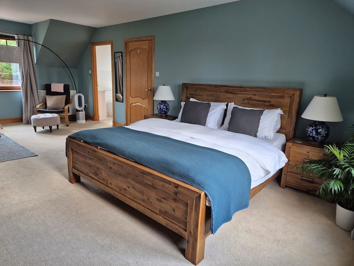 Superking En-suite Bedroom With Kitchenette - Moray