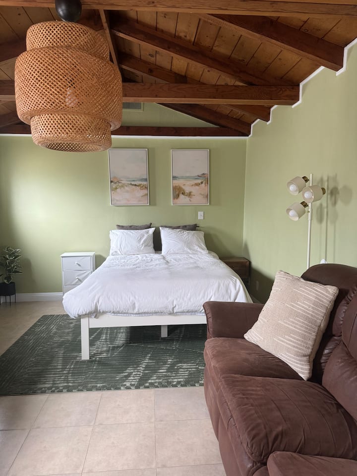 Midtown Beach Studio With Master Bathroom & W/d - Ventura, CA
