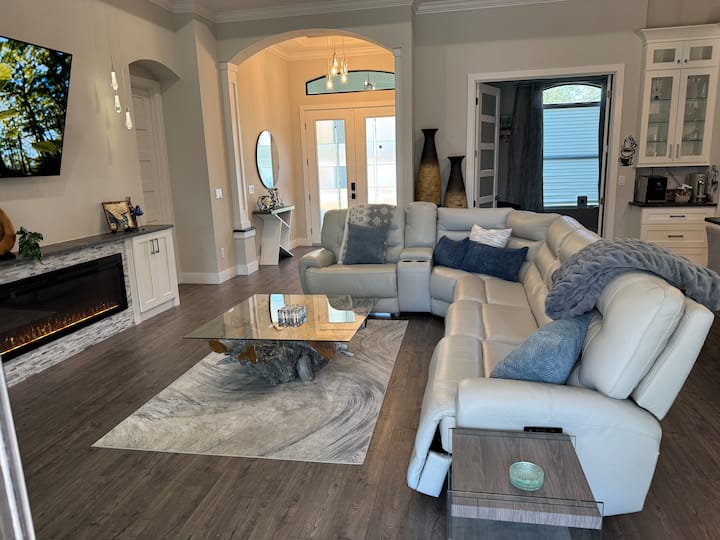 Luxurious Mangoe
4 Bed 2 Bath, Heated Pool & Spa - Port Charlotte, FL