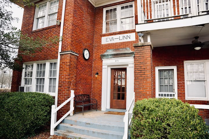 Beautiful 1930s Apartment #1 - Jackson, TN