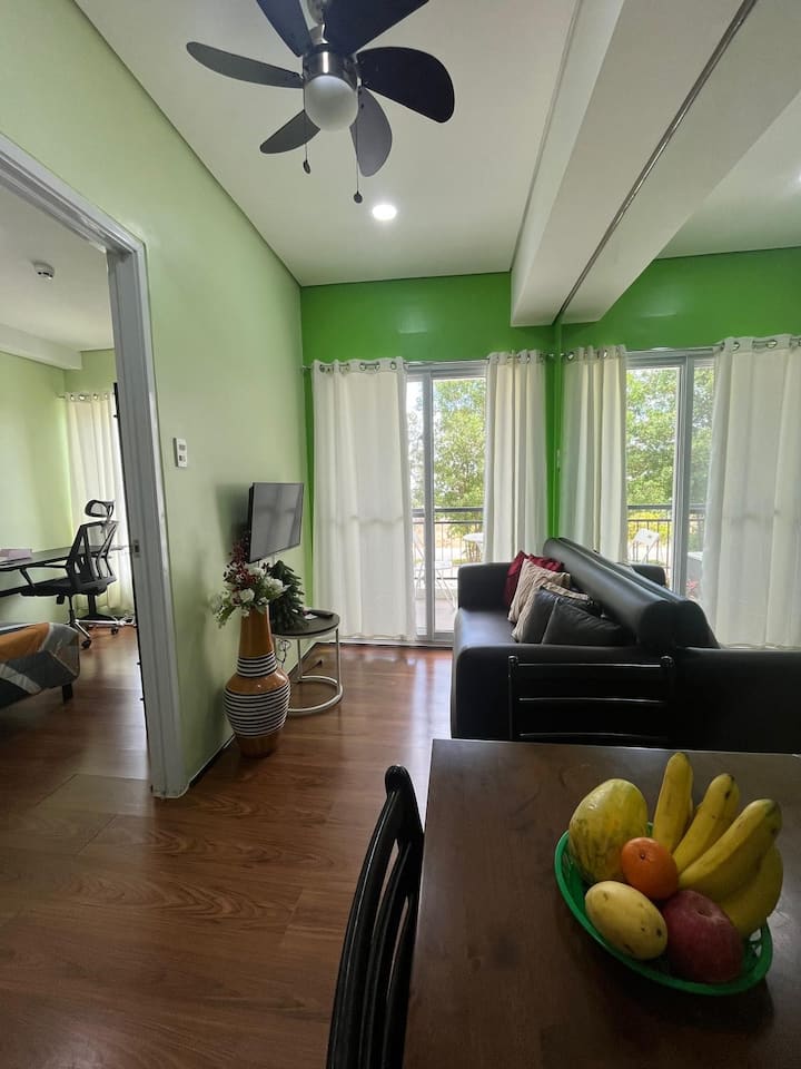 1-br Condo W/ Pool & Balcony Near Robinson's Place - Roxas City