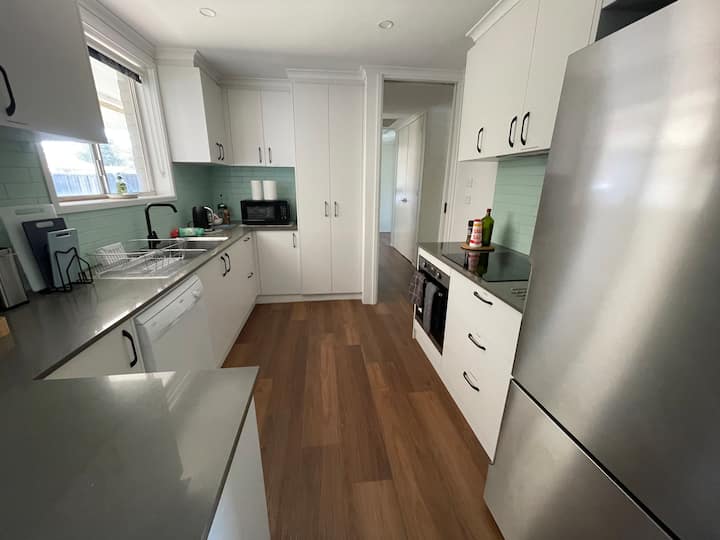 Leobnb @Higgins ~Luxurious Modern 3br Home/parking - Canberra