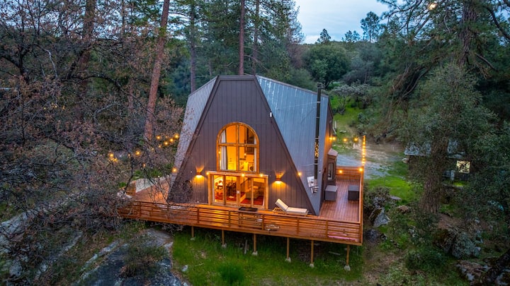 Unique Riverside Cabin Yosemite - Yosemite National Park, CA