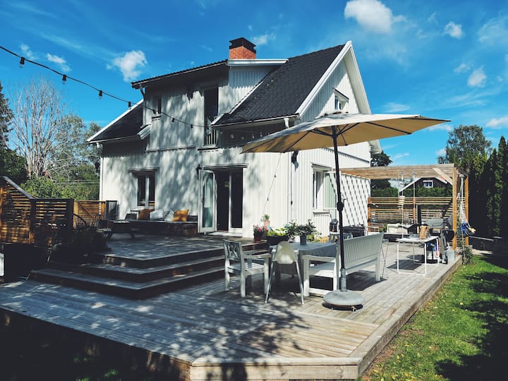 Charmig 20-tals Villa Med Spabad, 15min Från City - Stockholm