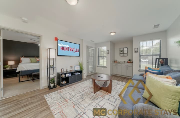 "Prime Uah College Retreat/5  Minutes From Campus" - Huntsville, AL