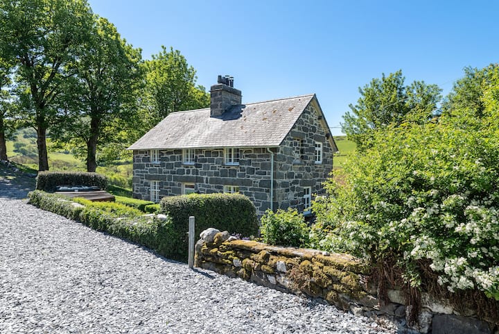 Stunning Farmhouse - Breathtaking Views - Bala