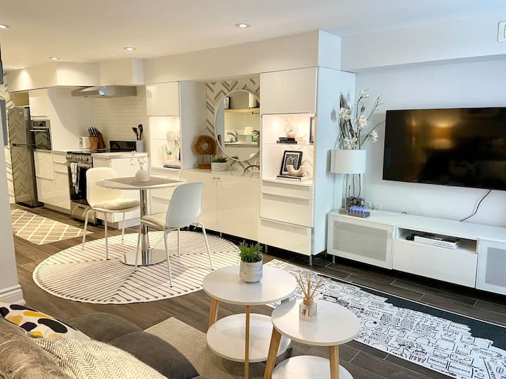Fresh, Stylish Boutique Retreat - Toronto