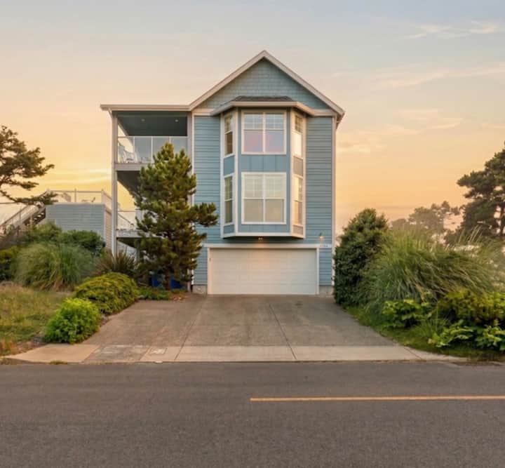 Popular Ocean-view Home-arcade, Hot Tub, Sleeps 13 - Lincoln City, OR