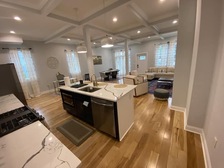Cozy, Bright And Spacious Townhouse In Baltimore - Baltimore, MD