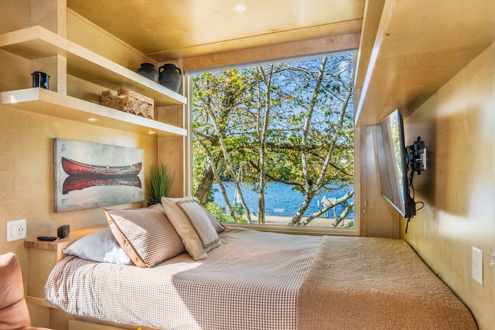 Couple’s Lakefront Cabin | Tiny House With A View - Connecticut