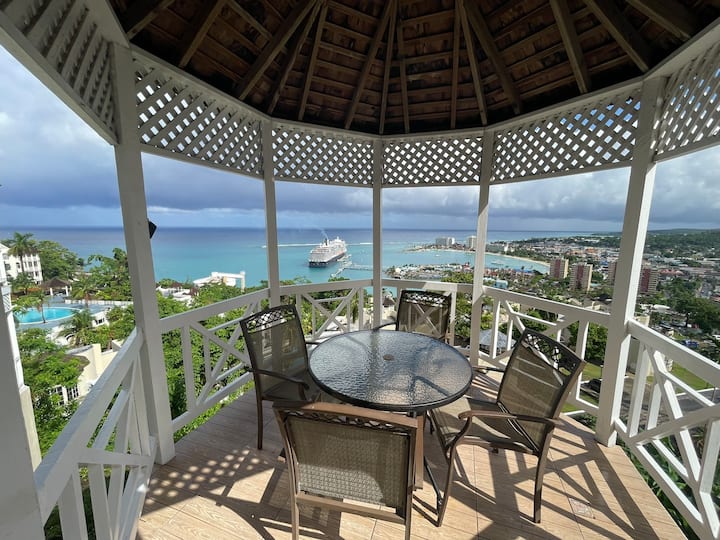 Oceanbreeze Jamaica Penthouse, 7 Min Walk To Beach - Jamaica