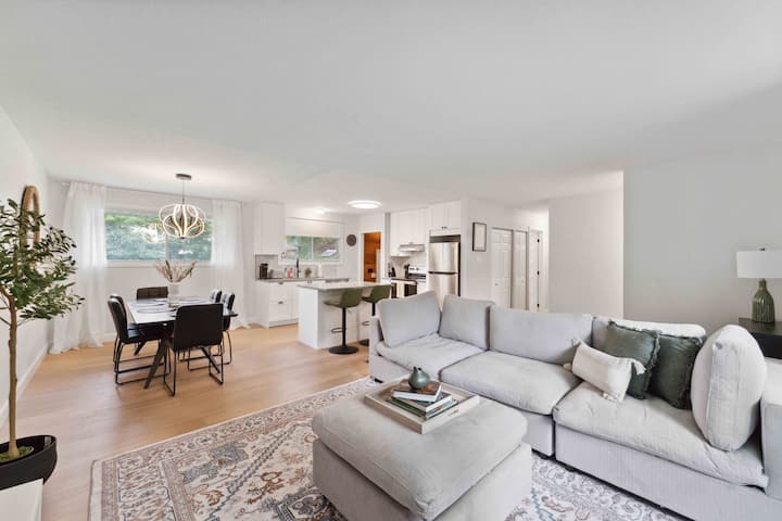 Sophisticated & Warm 4bd | Near Intl Airport - Ottawa