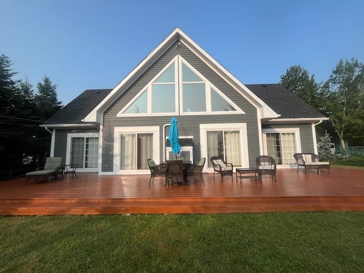 Breathtaking Humber River Chalet - Pasadena