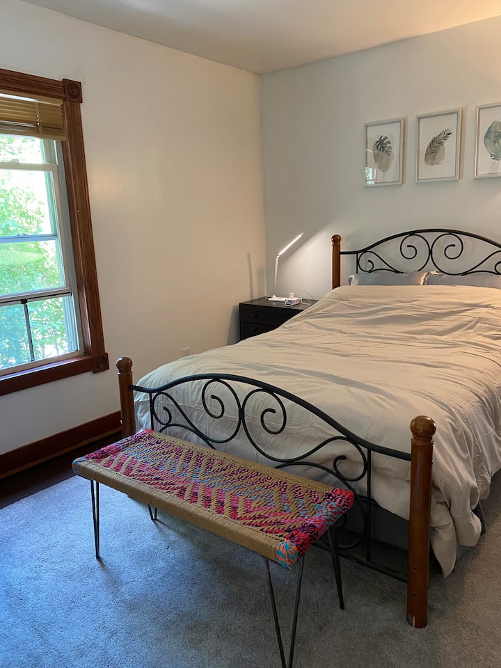Comfy Queen Bed & Full Amenities | Park View Room - Poughkeepsie, NY