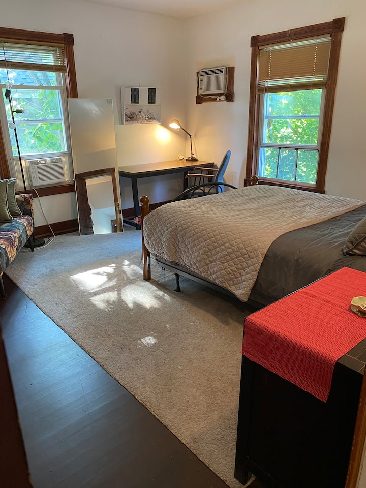 Comfy Queen Bed | Park View Room - Poughkeepsie, NY