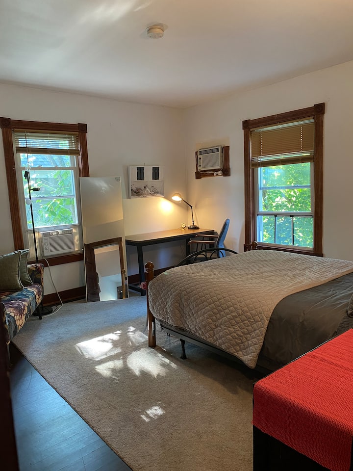 Comfy Queen Bed & Full Amenities | Park View Room - Poughkeepsie, NY
