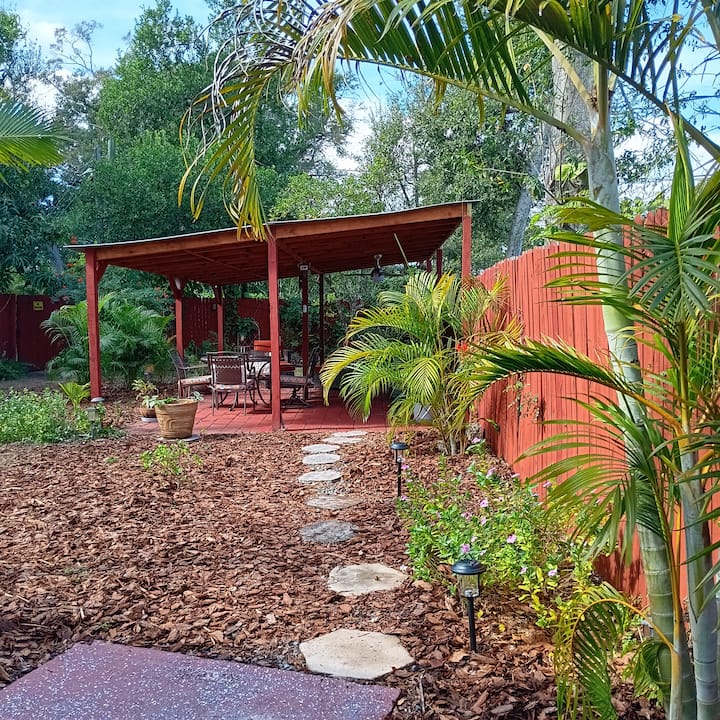 Tropical Paradise Tranquility Getaway - St. Petersburg, FL