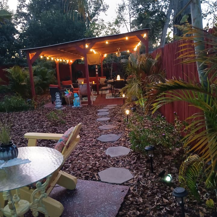 Tropical Paradise Tranquility Getaway - St. Petersburg, FL